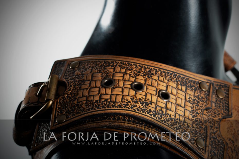 Arnés de Cuero repujado - La Forja de Prometeo