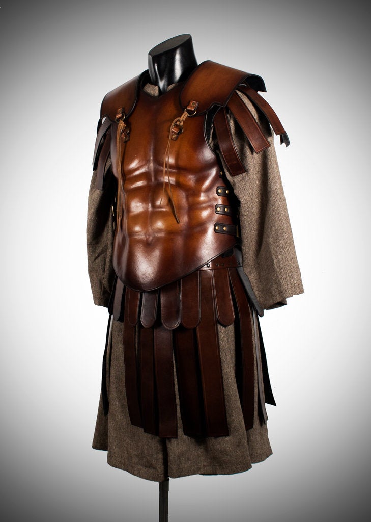 Coraza musculada de cuero con Hombreras y Falda de lamas – La Forja de ...
